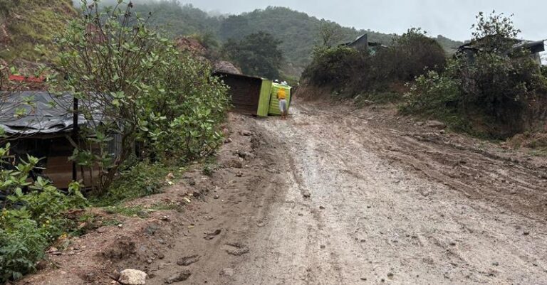 Dump Truck Pengangkut Material Emas Terbalik di Kawasan PETI Poboya ...